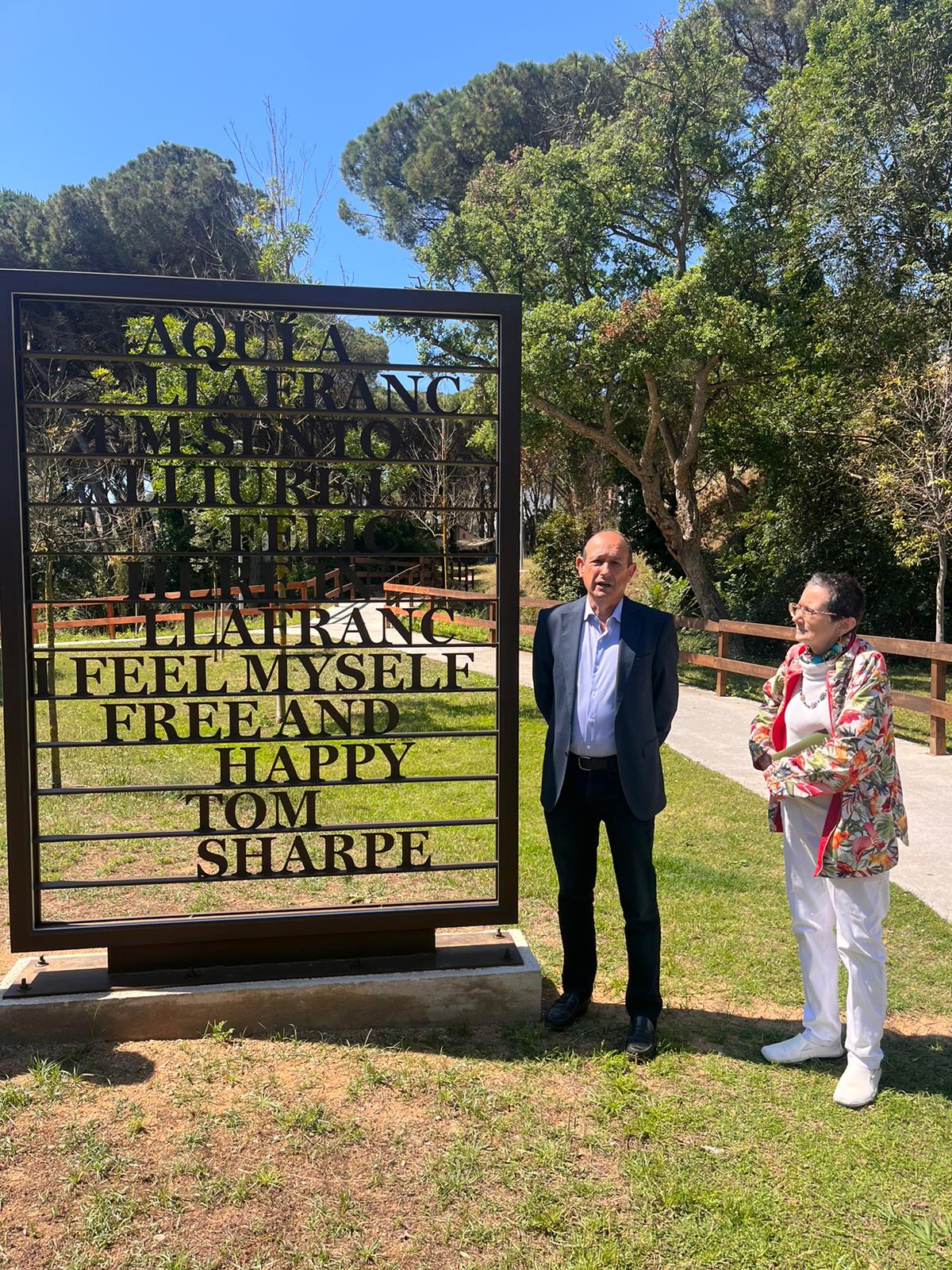 S’instal·la a Llafranc una escultura en record de l’escriptor Tom ...